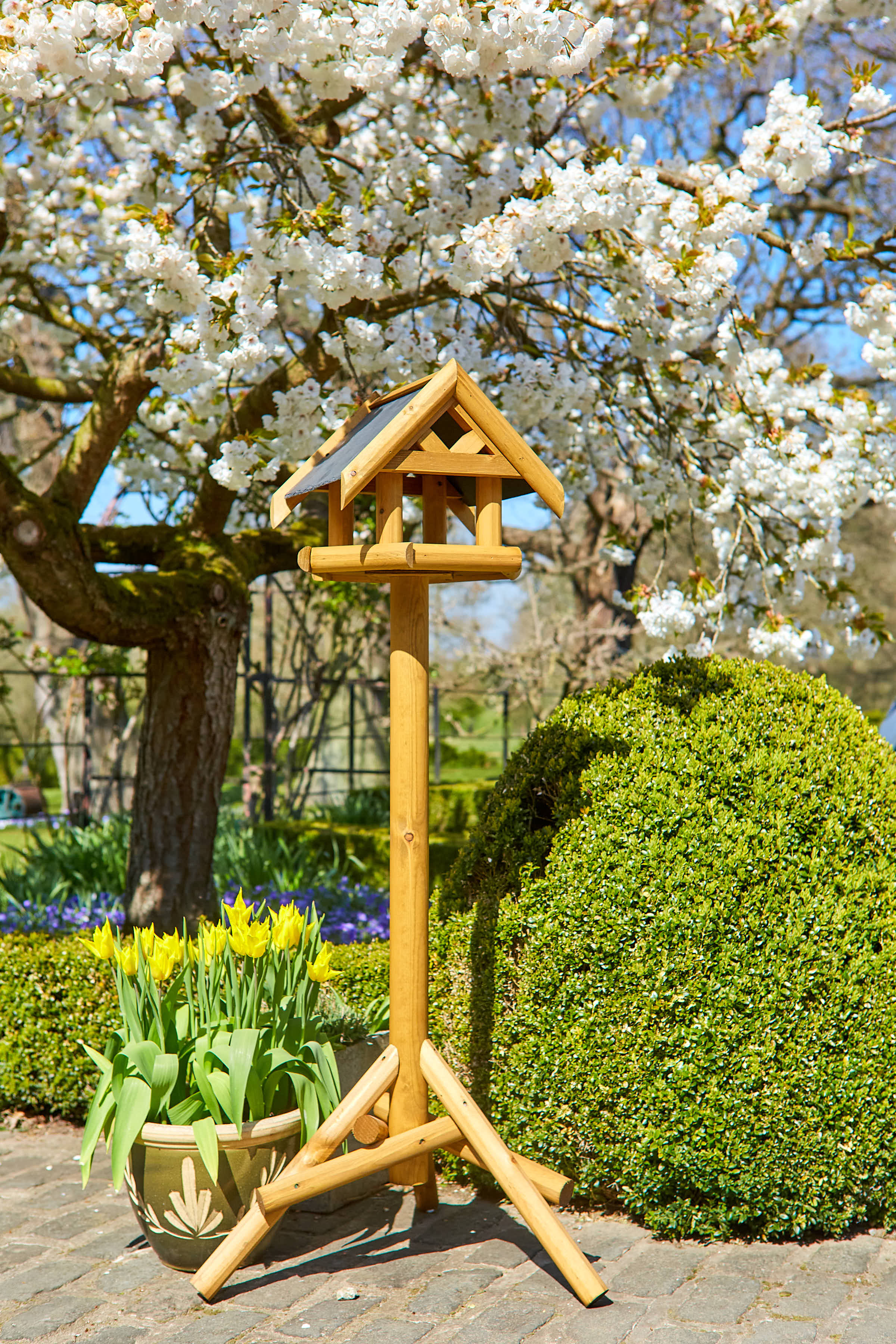 Tom Chambers Woodhall Bird Table – Sam Turner & Sons